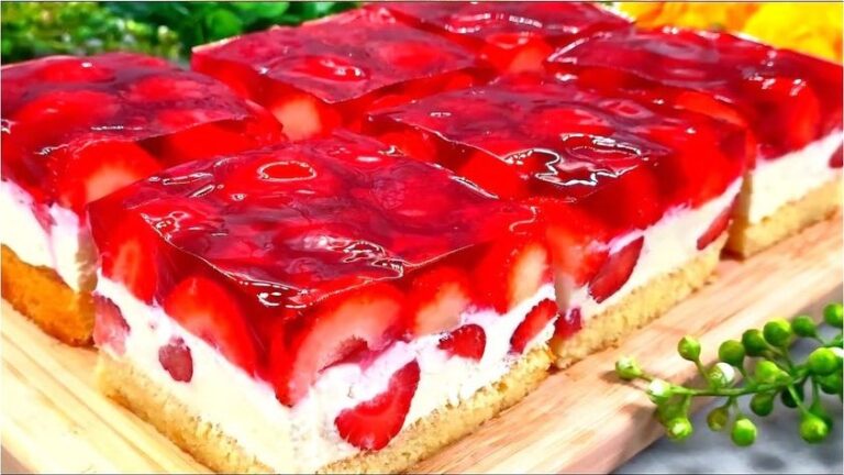 NEVJEROVATNO UKUSAN KOLAČ SA JAGODAMA GOTOV ZA PETNAEST MINUTA – Kuharica.com